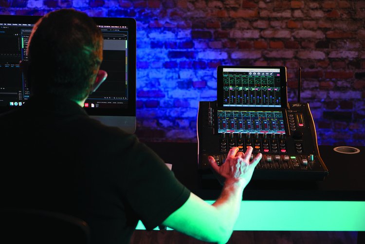 Peavey Aureus 28-channel Digital Mixer | Sweetwater