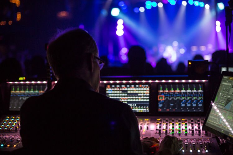 Avid S6L System with S6L-16C Control Surface and E6L-144 Engine ...