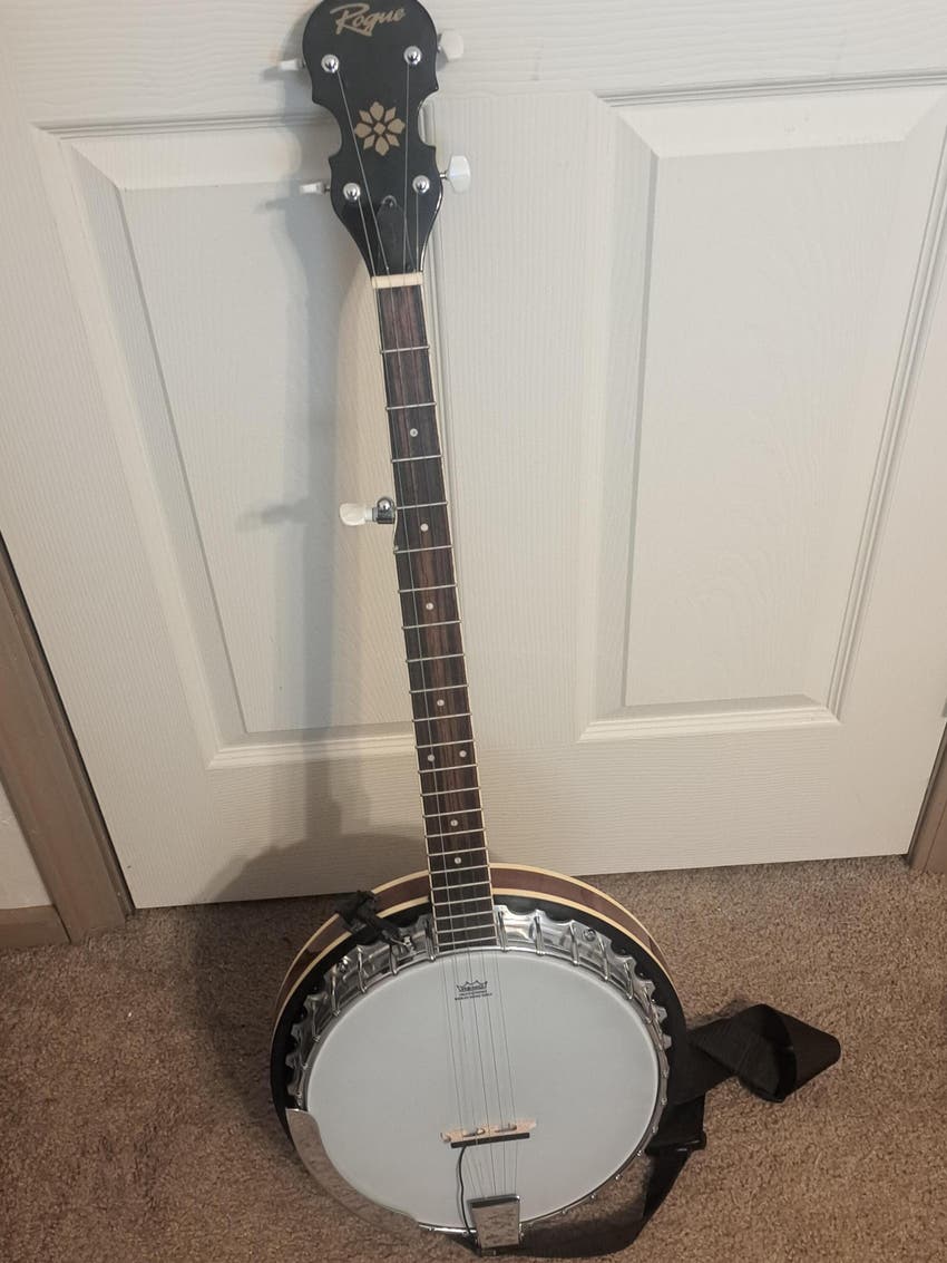 Used rogue b30 banjo with pickup - Sweetwater's Gear Exchange