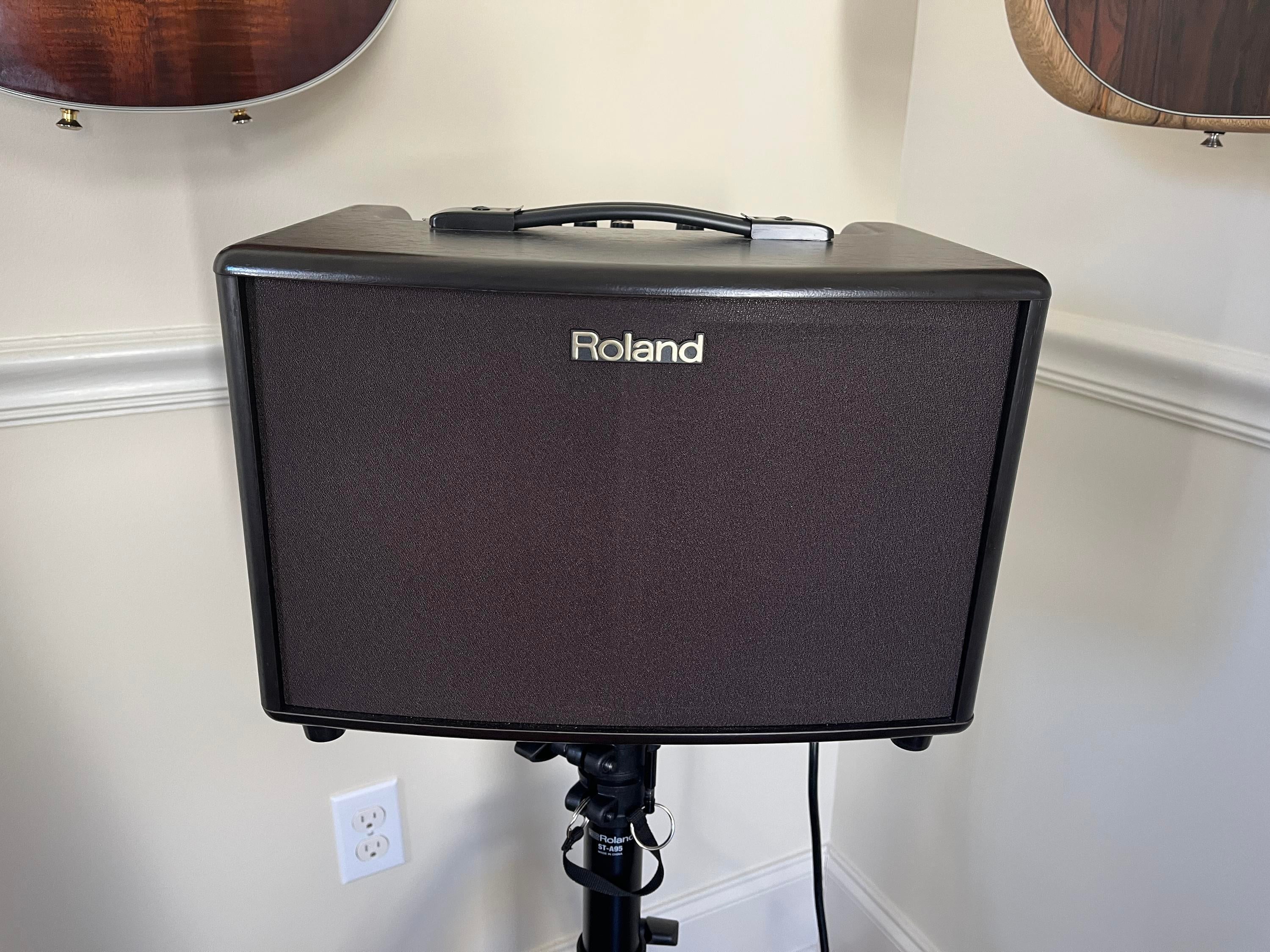 Used Roland AC-60-RW is a - Sweetwater's Gear Exchange