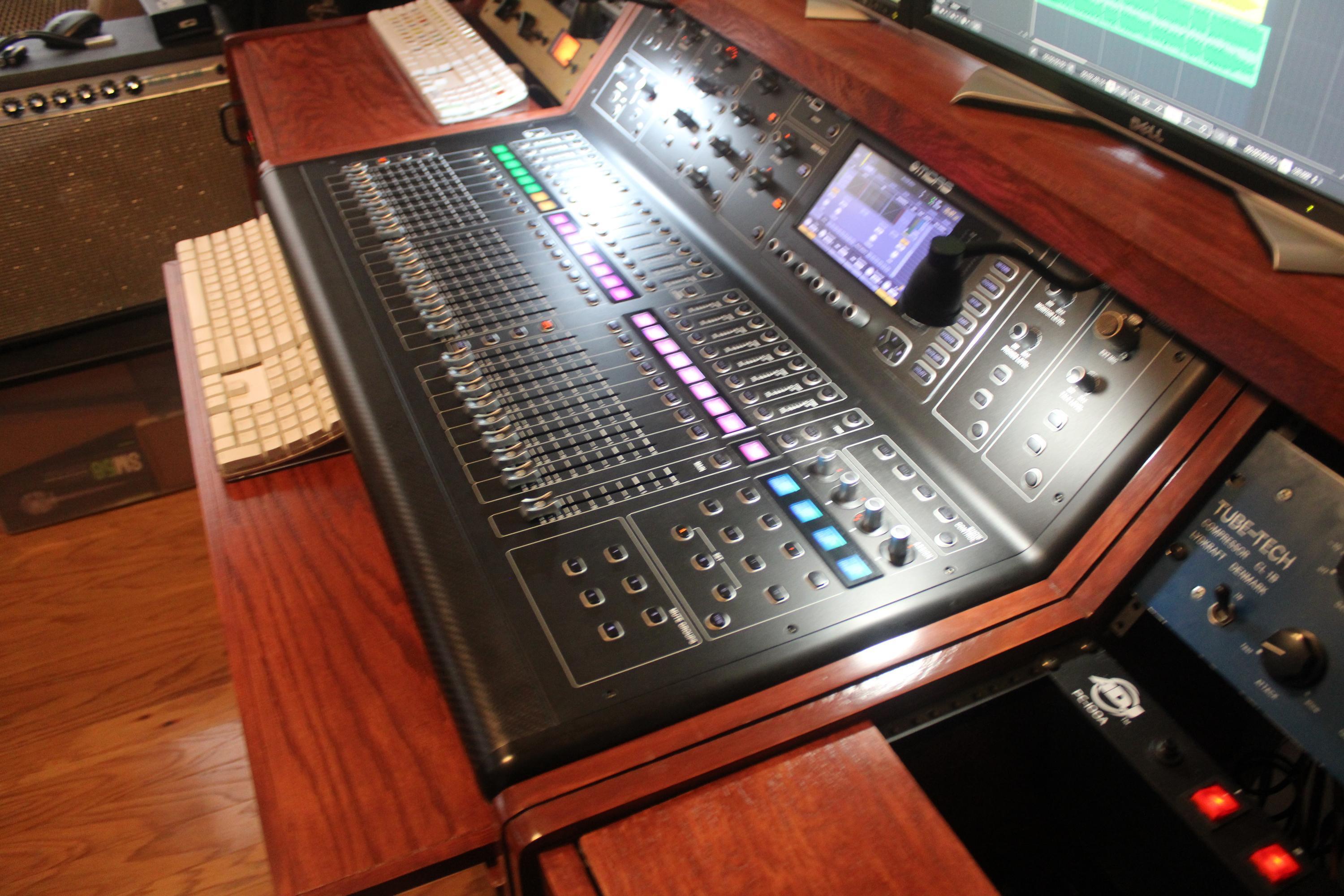 Used Midas M32 LIVE 40-channel - Sweetwater's Gear Exchange