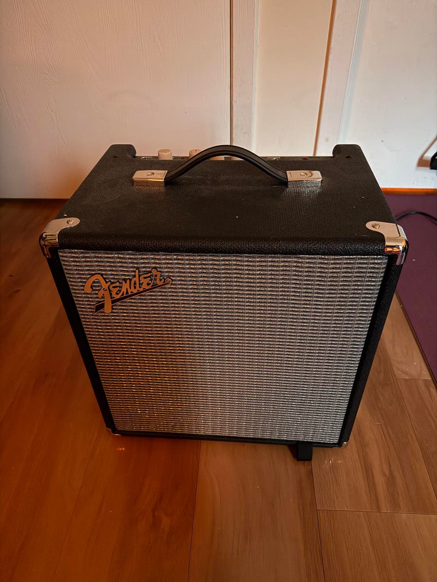 Used Fender Rumble 25 1 x 8-inch - Sweetwater's Gear Exchange