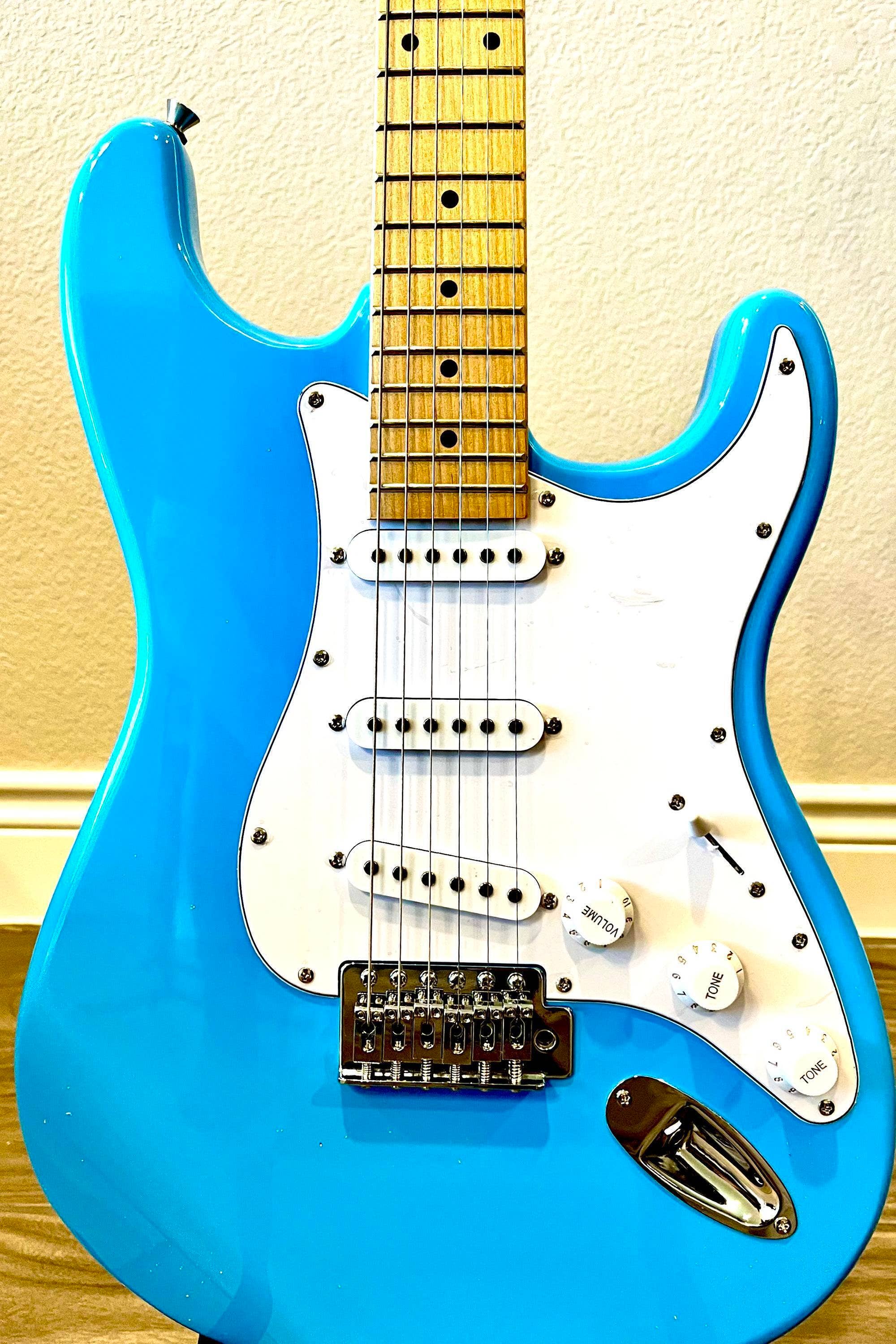 Used Indio Cali Classic Electric Guitar With Gig Bag Blue Stratocaster Design Sweetwater