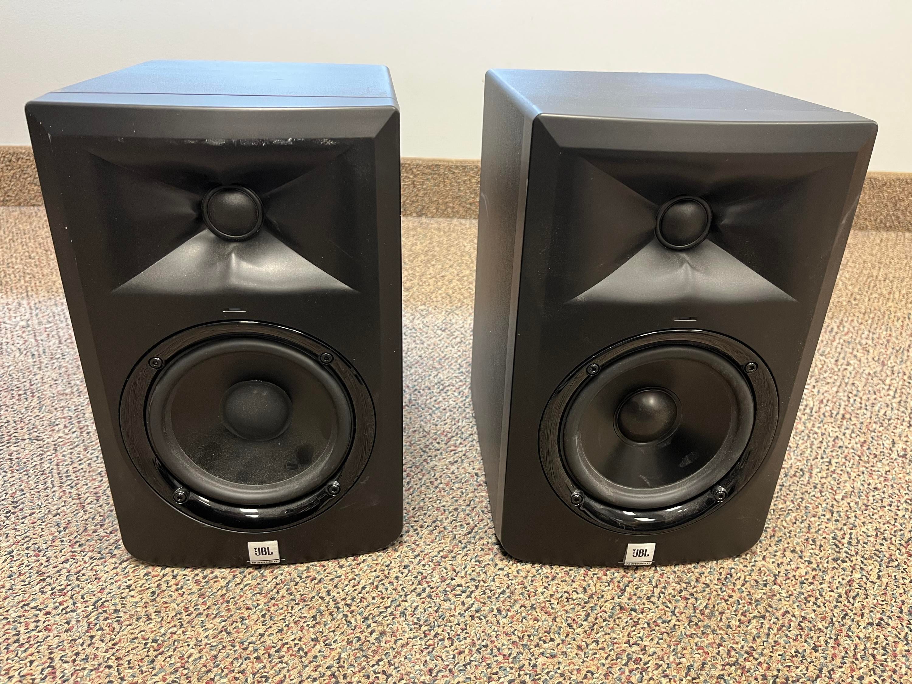 Used JBL LSR305 5" Powered Studio - Sweetwater's Gear Exchange