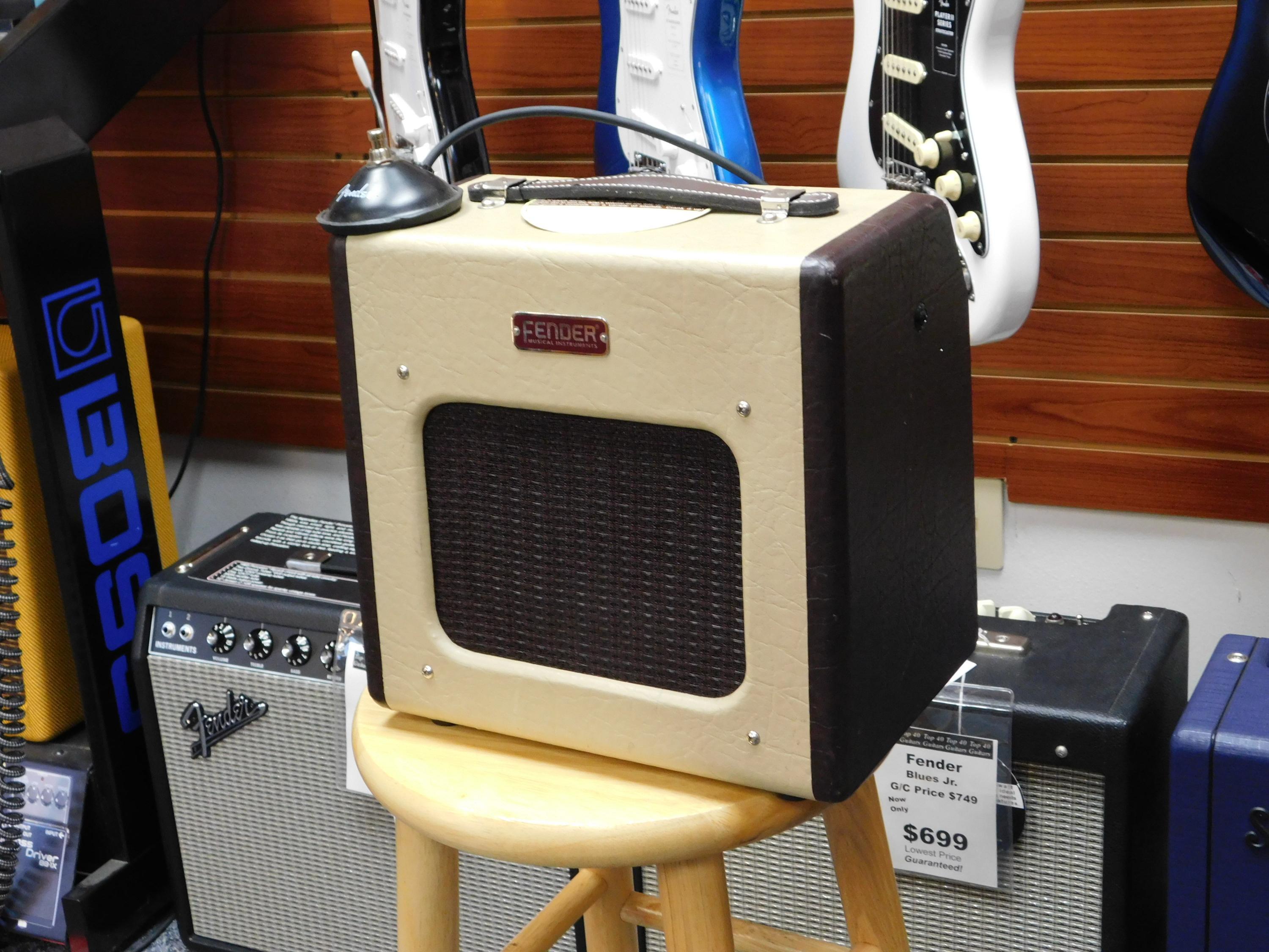 Used Fender Champion 600 with - Sweetwater's Gear Exchange